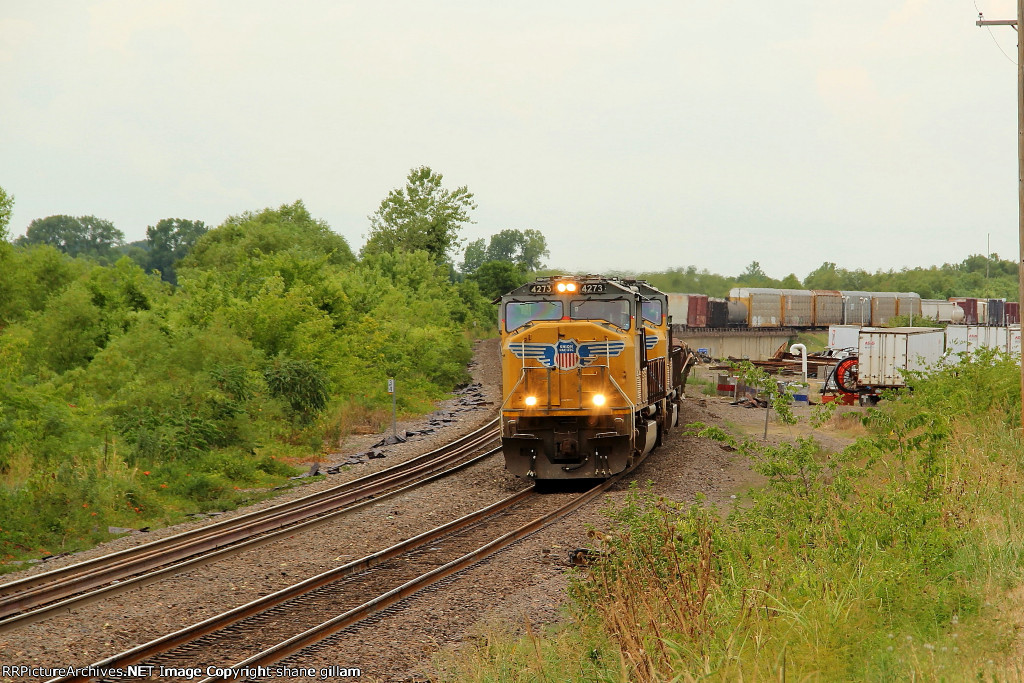UP 4723 heads sb with a mixed freight around the s curve.